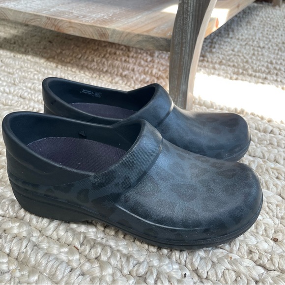 CROCS | Shoes | Crocs Womens Clogs Leopard Print Comfort Neria Pro Size ...